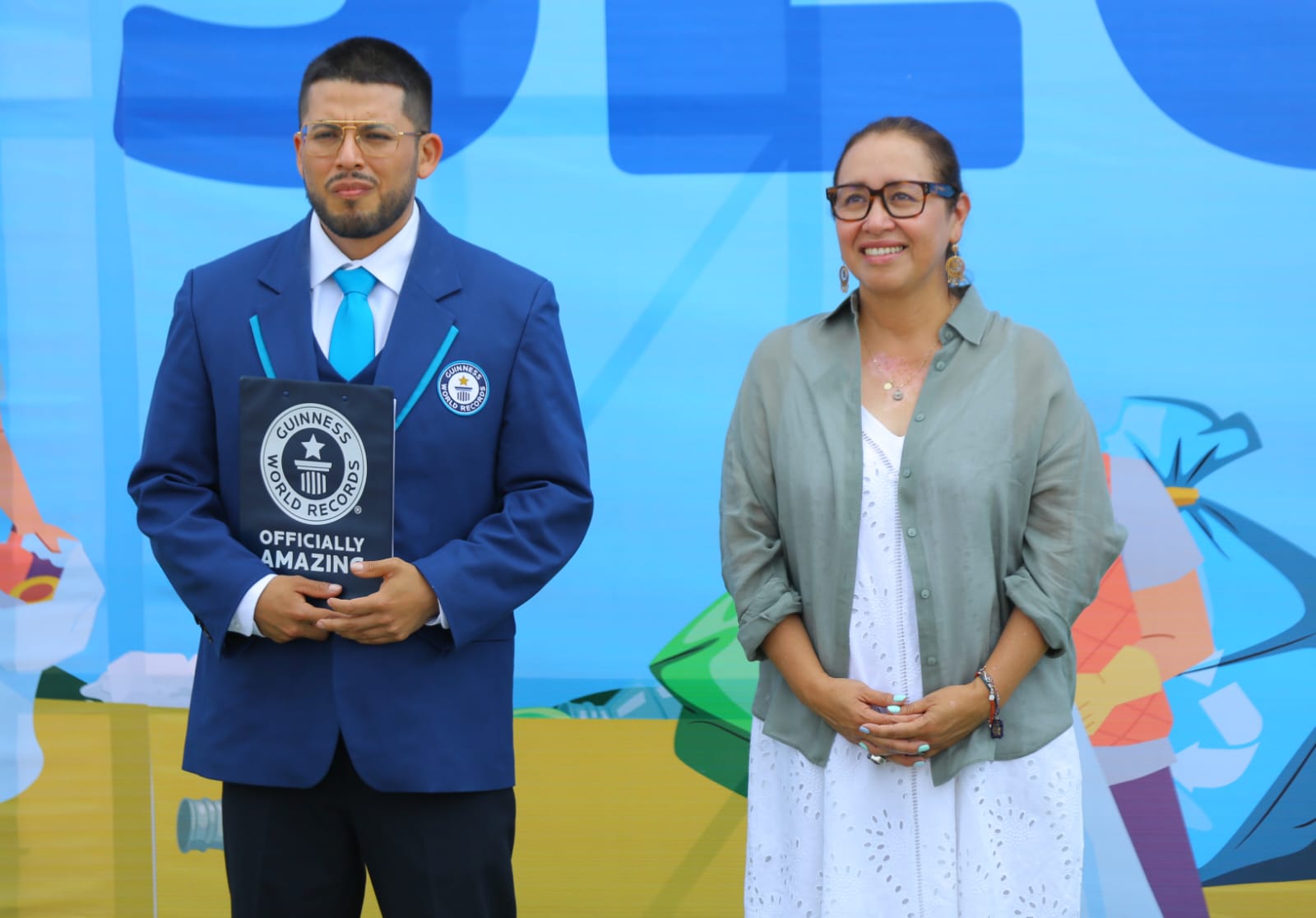 Logra Ecatepec Récord Guinness de mayor número de personas recogiendo ...